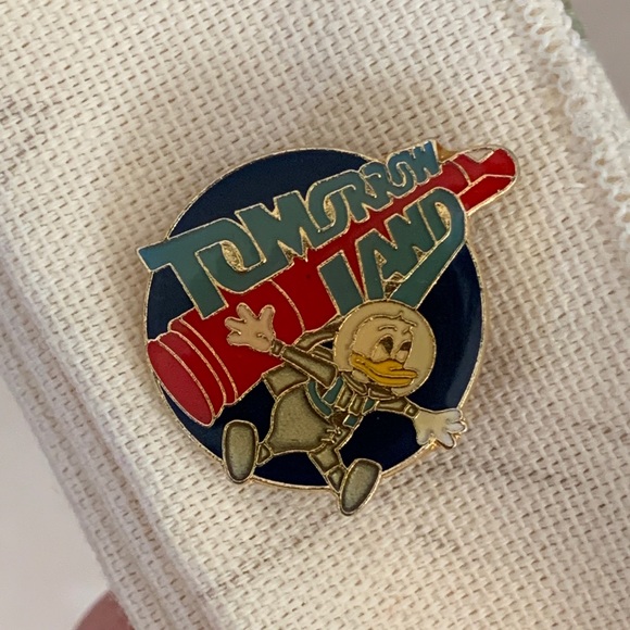 Disney | Accessories | 38 Vintage Disney Donald Duck Tomorrowland Pin ...